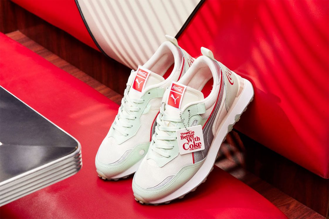 Dale un twist retro y refrescante a tus looks con Puma x Coca Cola.