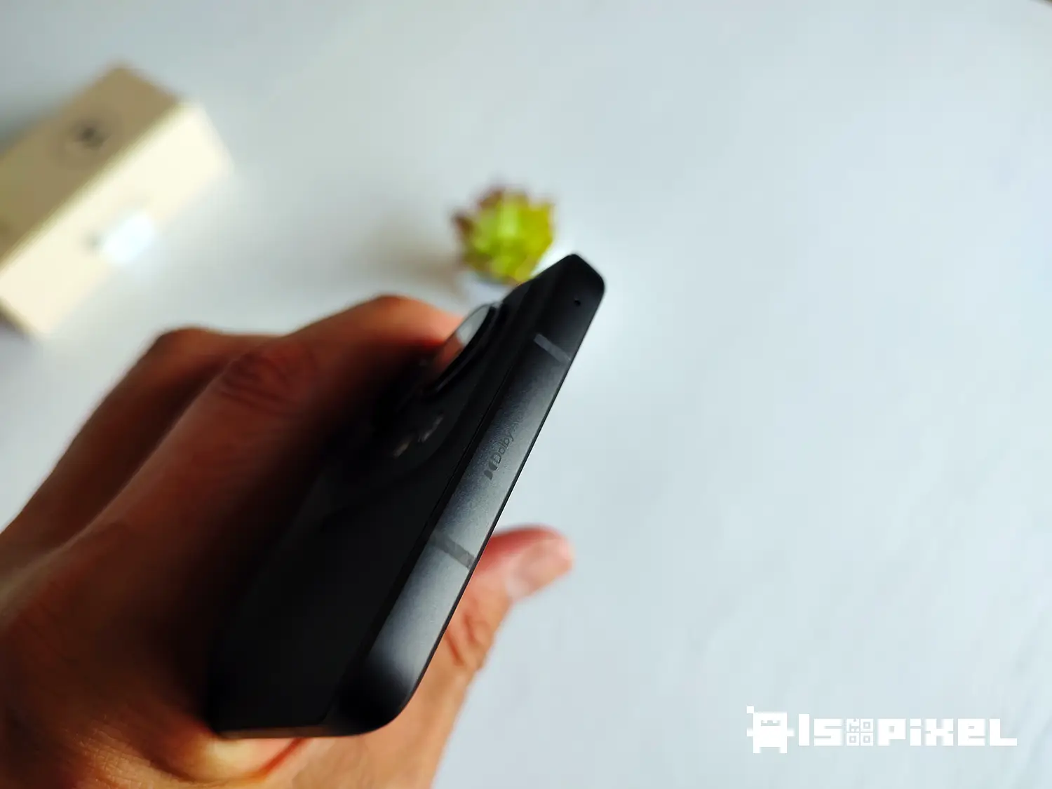 Motorola-edge-40-Top-view | Isopixel