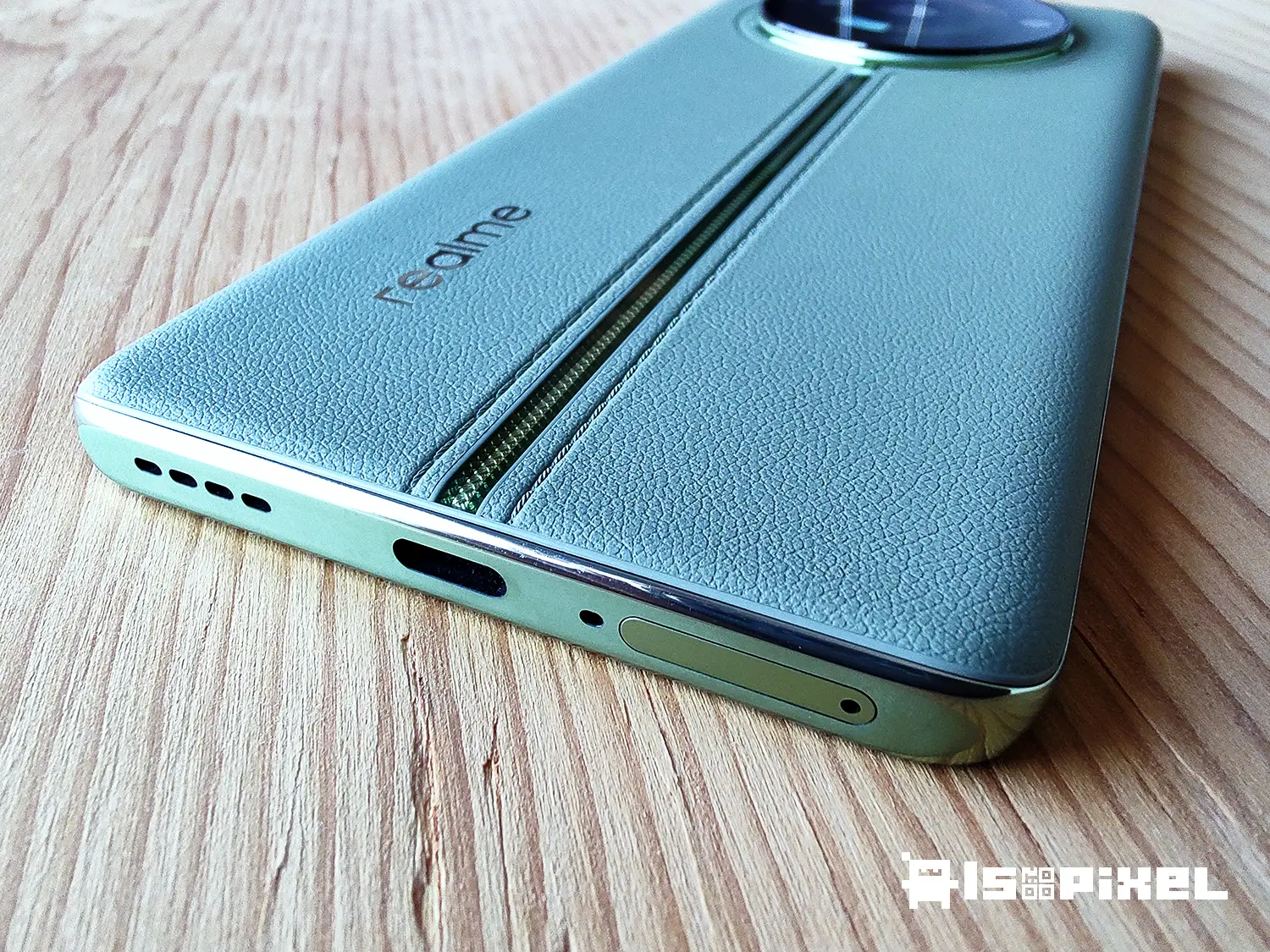 Realme-11-Pro-bottom-view | Isopixel